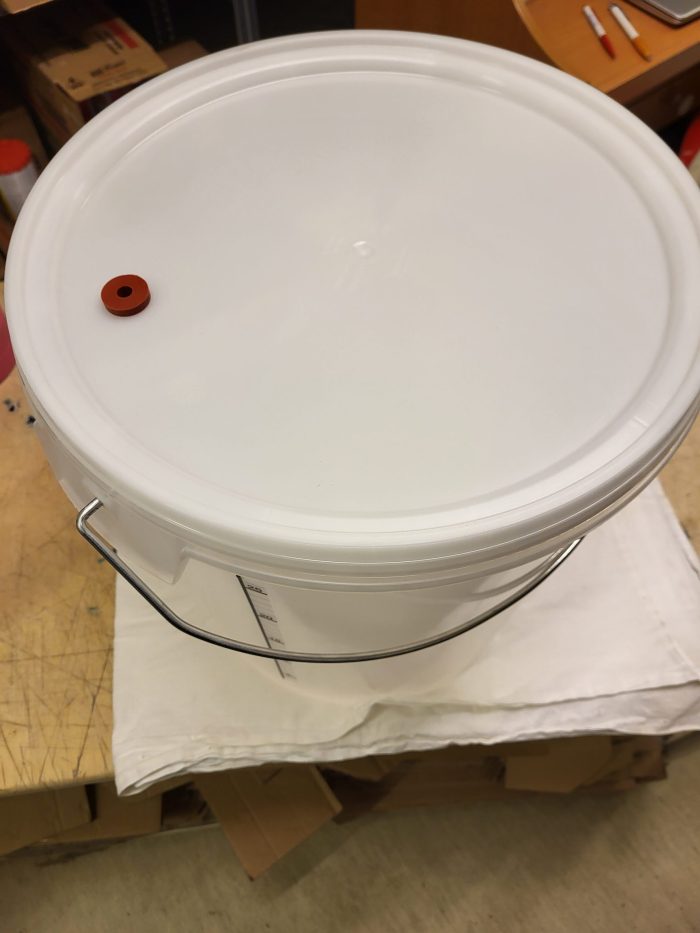 Gjæringsspann 30 Liter med metallhank, Med Lokk og Gummiforing til Gjærlås